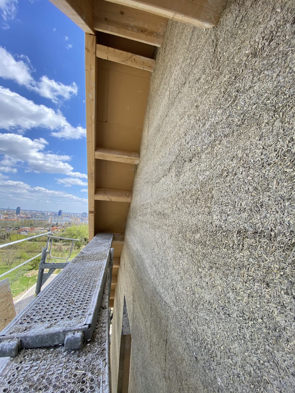 Peter Slovákom stavia konopné domy. Sú budúcnosťou bývania