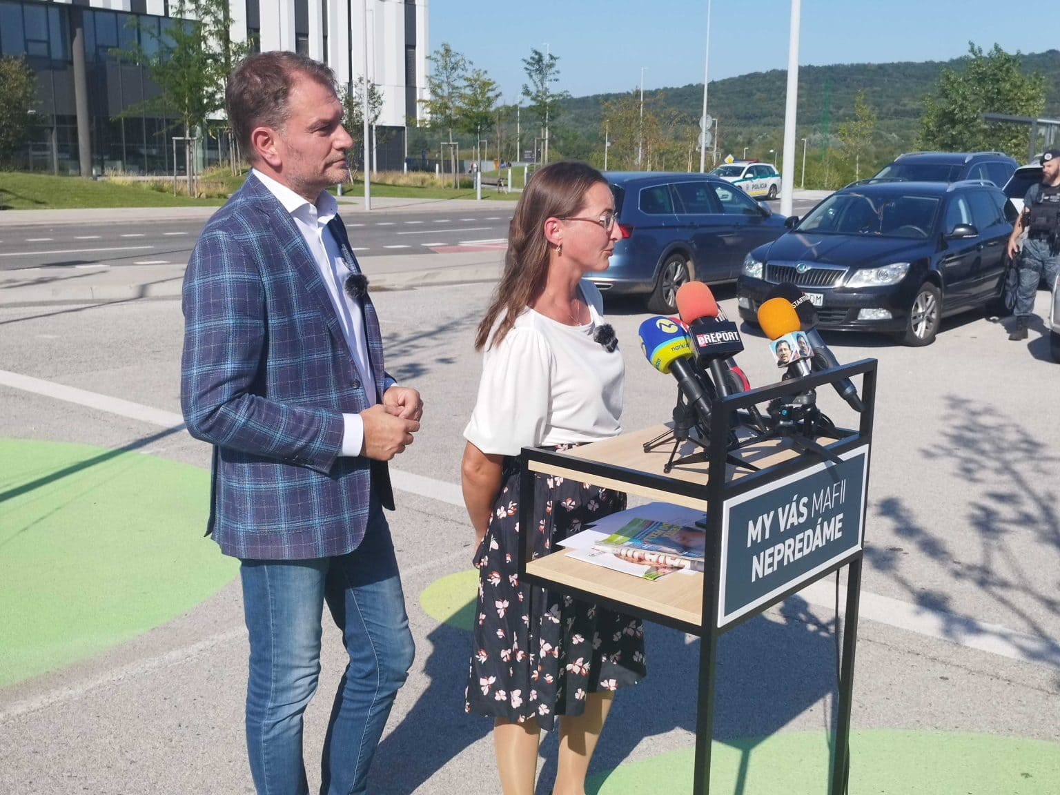 Dnešnú emotívnu tlačovku Matoviča obohatila jeho manželka Pavlína