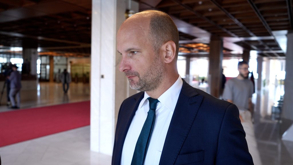 Politici ostro o doživotnej rente a ochranke pre premiéra