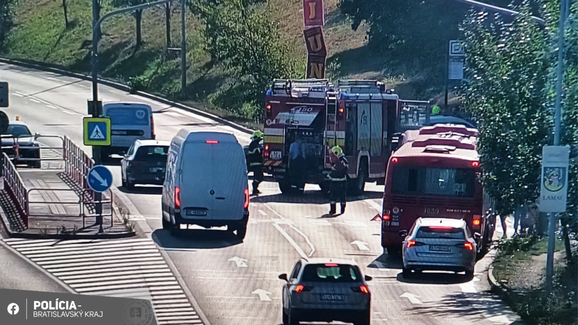 Dopravná nehoda v Lamači: Auto vrazilo do zastávky